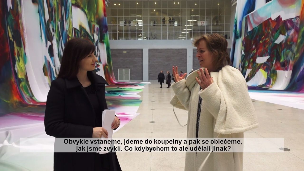 Na plátno se neomezuje. Německá výtvarnice zalila Veletržní palác ... Na plátno se neomezuje. Německá výtvarnice zalila Veletržní palác ...