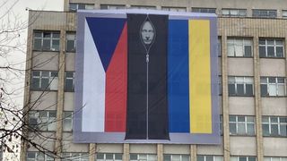 TMBK: Nevkusný mrtvý Putin na budově ministerstva? Ne, to jen blbě ...