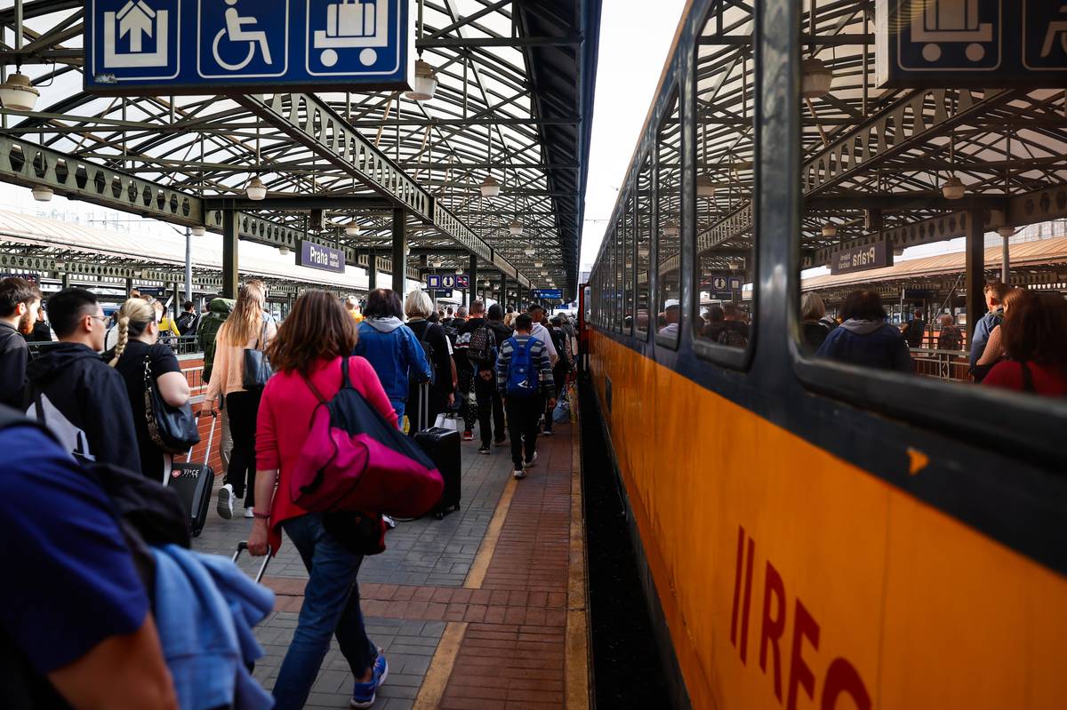 Foto: „Dnes z Prahy asi neodjedeme.“ Neštěstí zastavilo cestování po ...