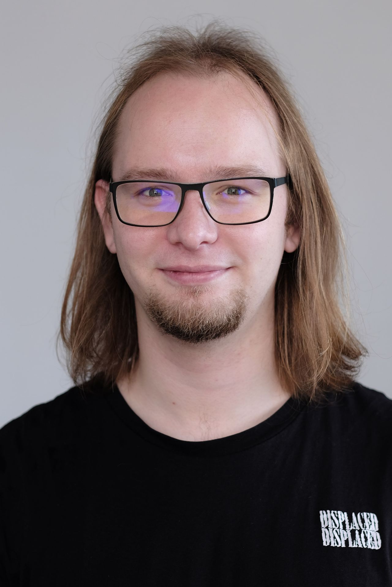 Musk ukázal robota Tesly. Nosí věci i zalévá, cena a prodej ale budí ...