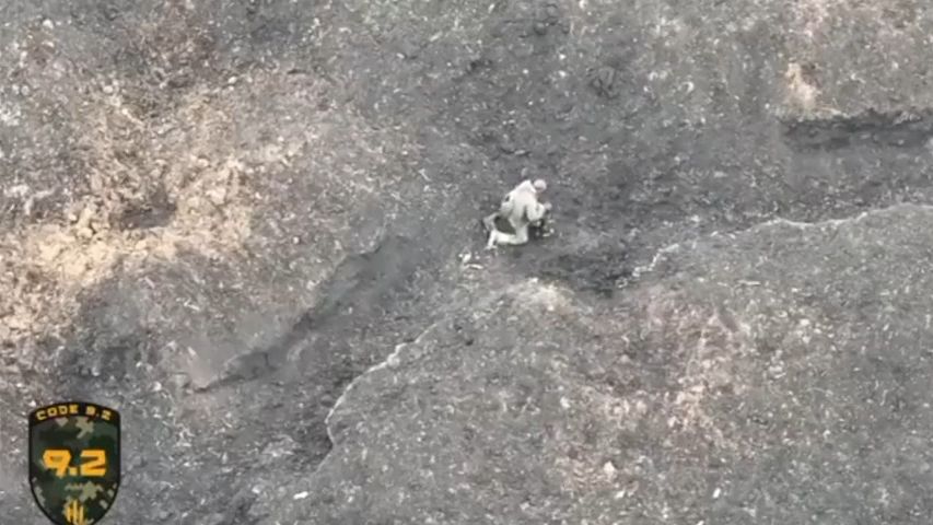 Drsná realita války. Zraněný ruský voják raději v zákopu spáchal ...