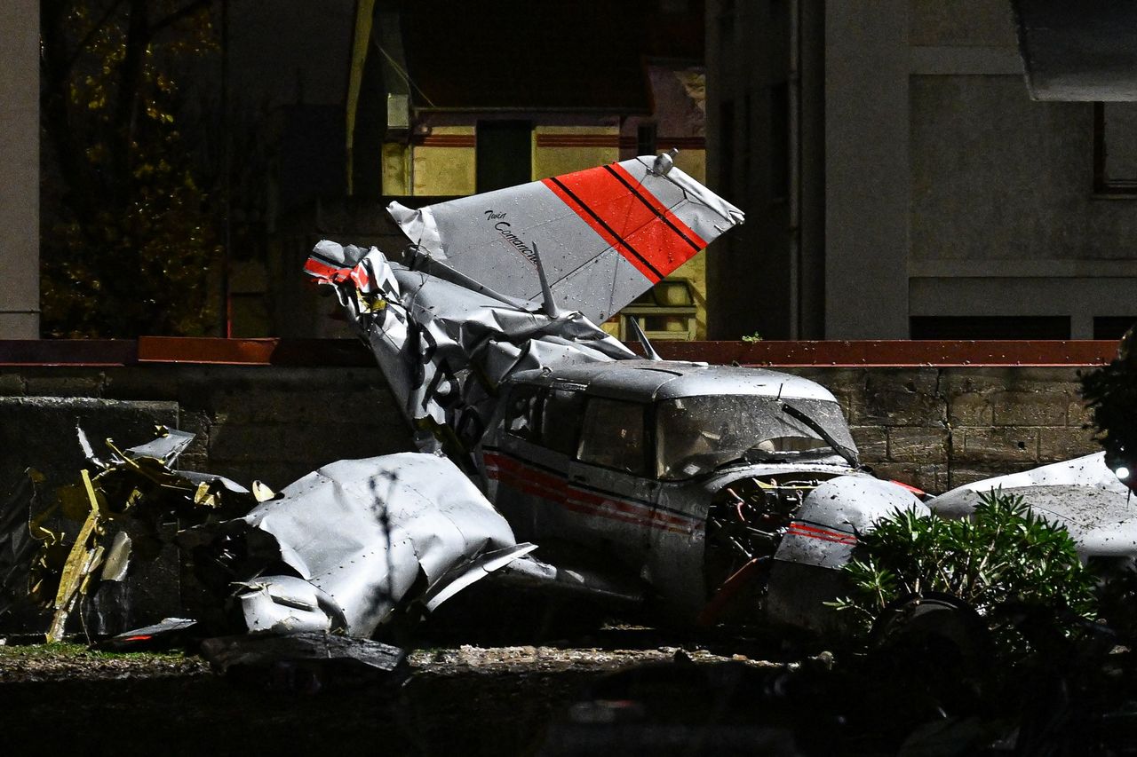 Video: U Paříže spadlo malé letadlo přímo mezi domy | Stream