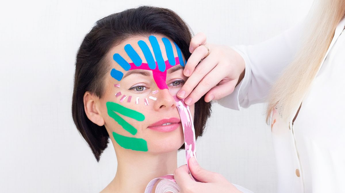Tejpování obličeje: jak to funguje a jak na to