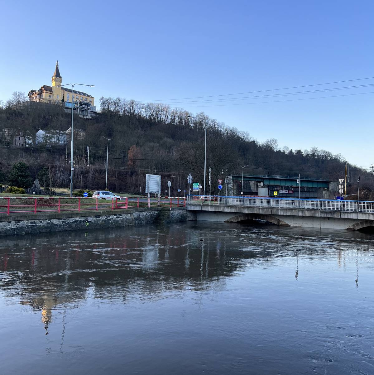 Foto: Fotky ukazují, jak Labe zaplavuje krajinu. Hladina ještě poroste