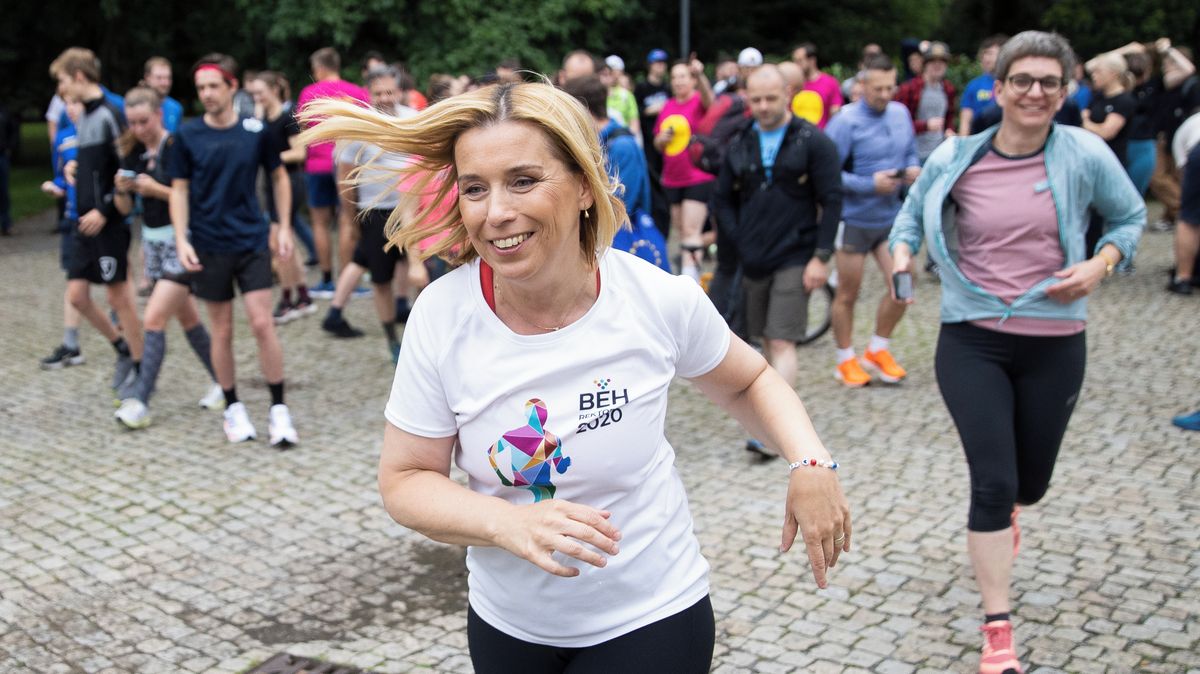 Starostové vyběhli „do Evropy“ a na klobásy. Komorní kampaň nás baví ...