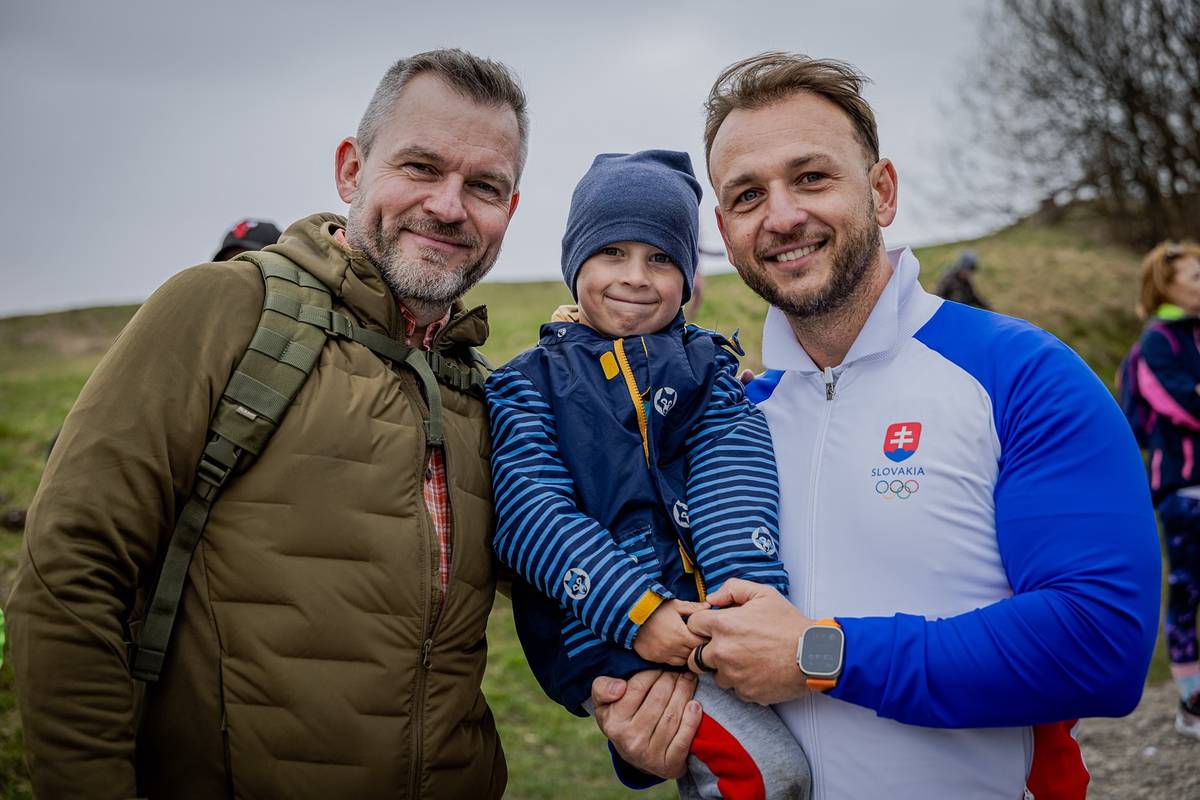 Foto: Modlení, Maďaři a výšlapy. Fotky z napínavé slovenské kampaně