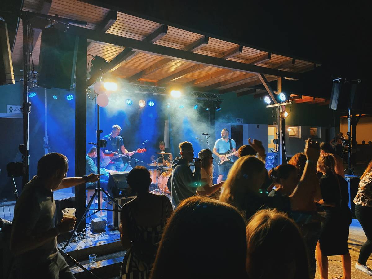 Foto: Vesnická zábava je kulturní dědictví. I s tombolou