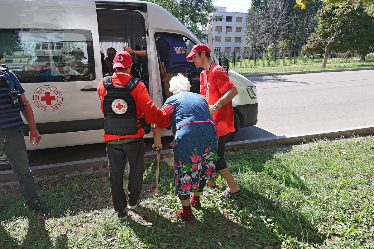 Foto: Fotky: Rusové tlačí, Ukrajina evakuuje osvobozené město