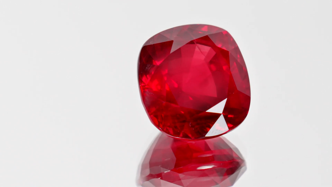 Největší a nejdražší rubín na světě. V aukci se prodal za 764 milionů ...