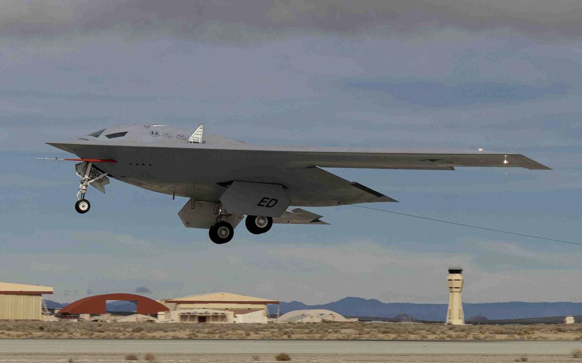 Foto: Americká armáda zveřejnila první fotky neviditelného bombardéru ...