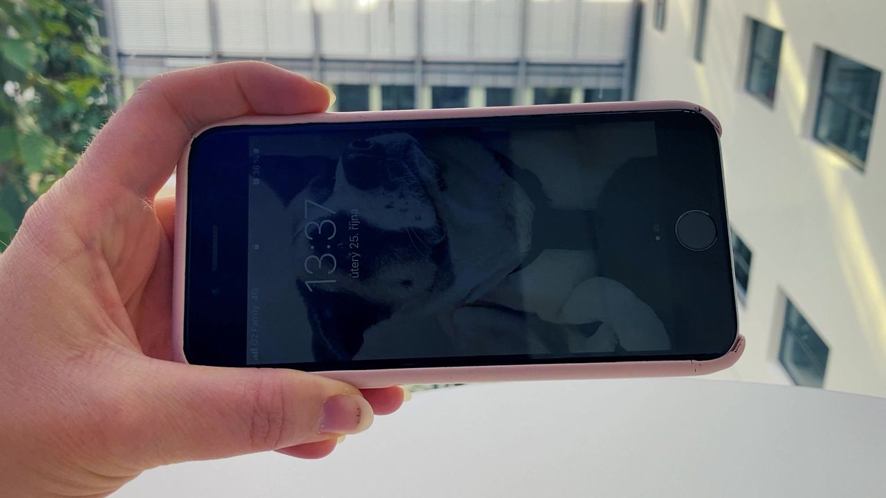 Foťák spustíte i poslepu. Díky fíglu můžete fotit i na cizí zamčený ...