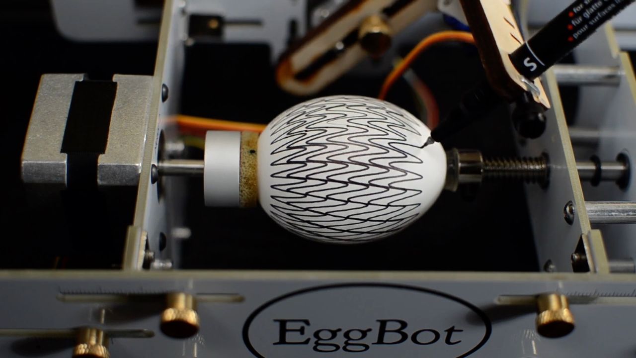 Takové kraslice jste neviděli. Eggbot na vejce natiskl hýbající se obrázky | Stream