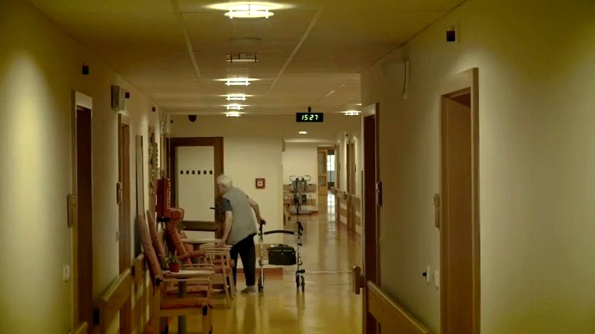 „Prase, zase smrdíš.“ V domově seniorů nastal po natáčení Seznam Zpráv ...