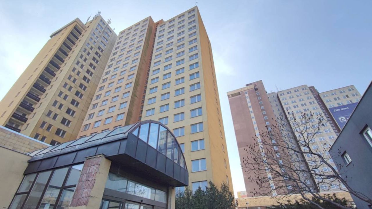 Co se socialistickými panelovými obry: Bourat, nebo opravovat? | Stream