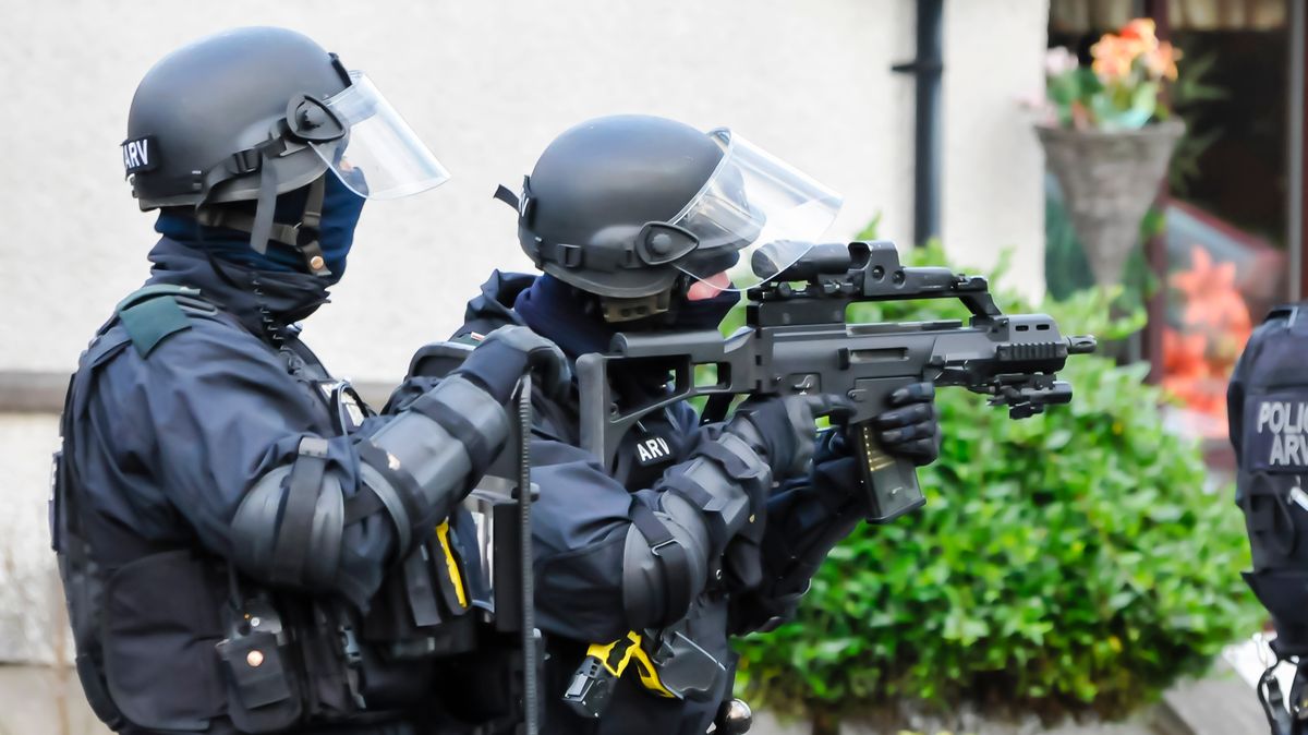 Po třech nocích násilností a útoků na policisty v Severním Irsku padají ...