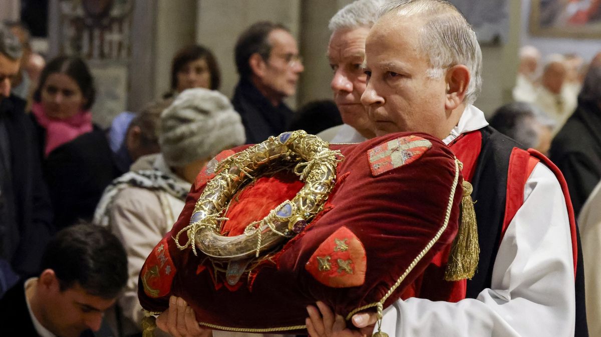 Trnová koruna, připisovaná Ježíši Kristu, je zpět v katedrále Notre-Dame