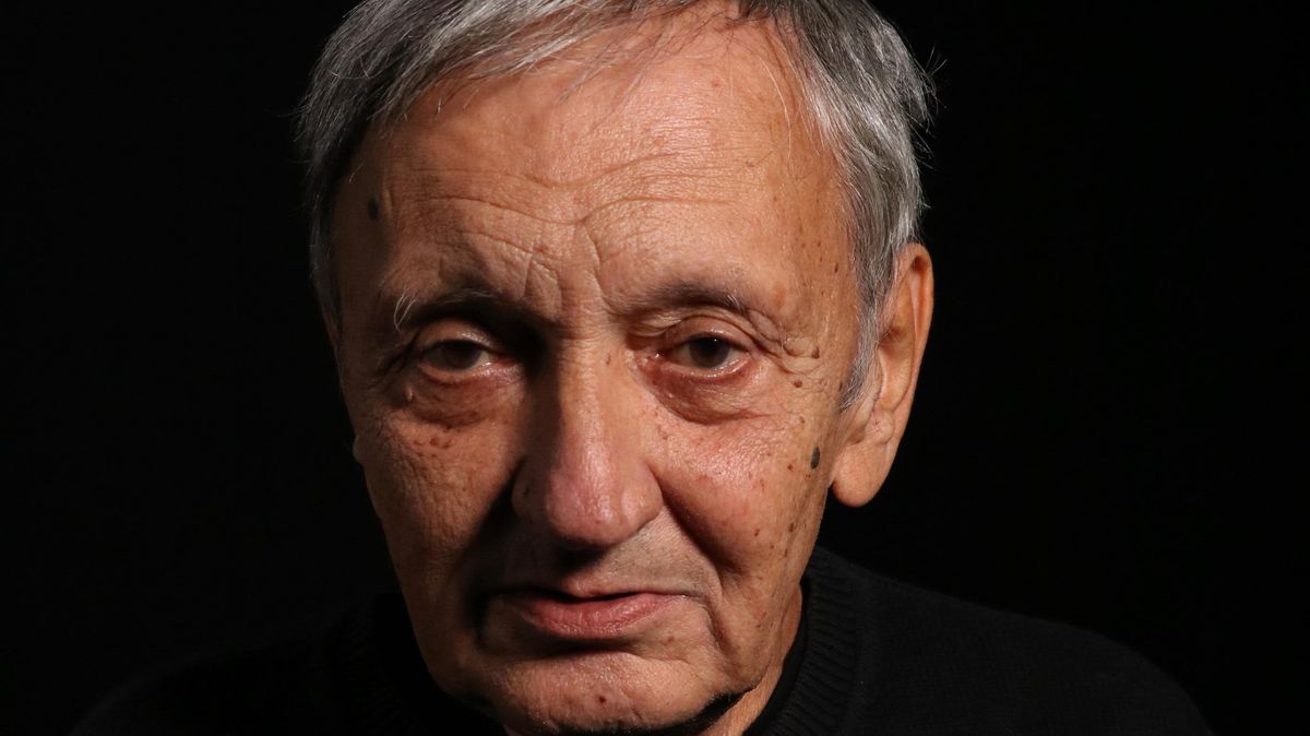 Oblíbený profesor filozofie Kratochvíl udával StB své přátele z disentu ...