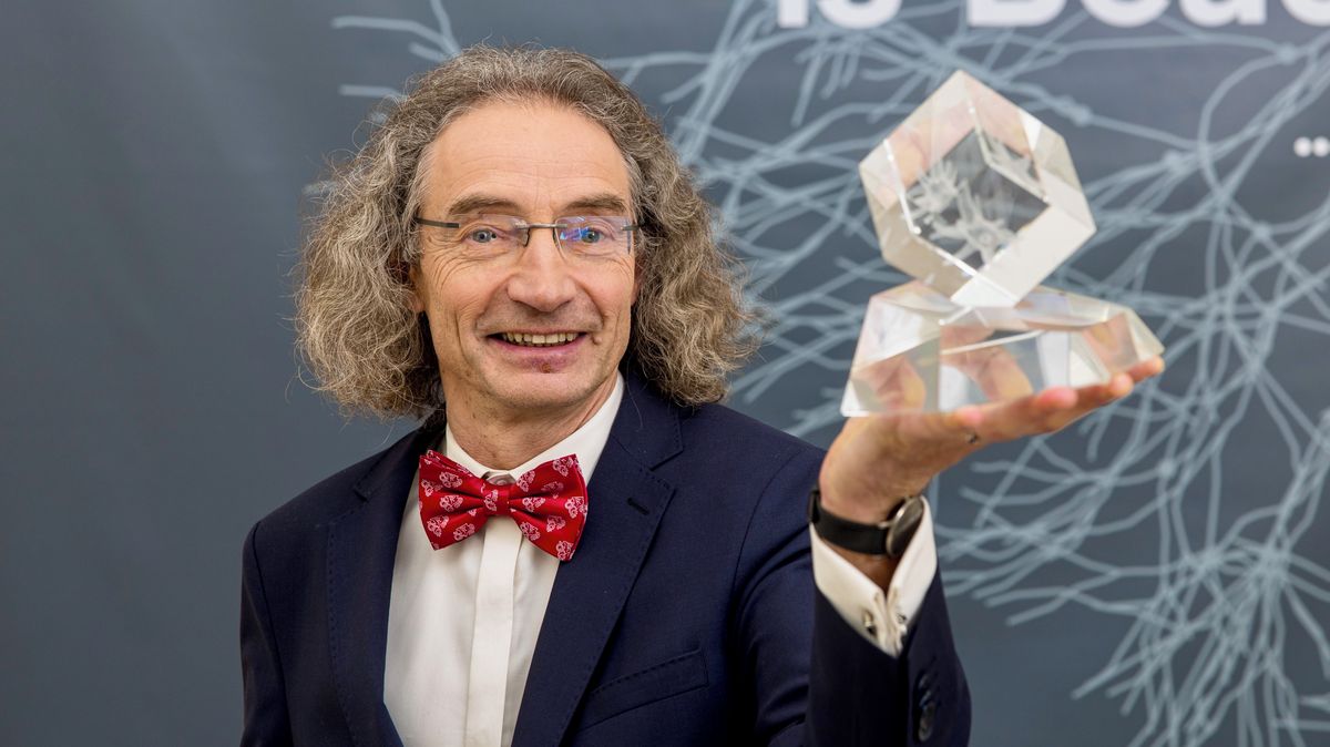 Vítězové cen Neuron: Jungwirth, Černý i Hlouchová