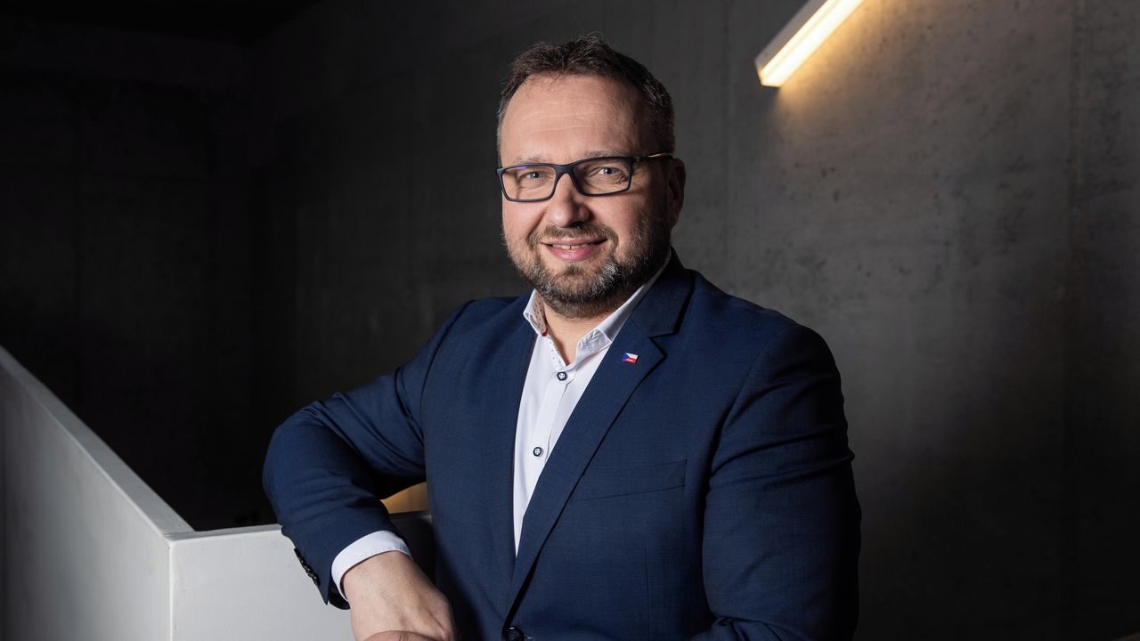 Chození dětí do školy a rodičů do práce chceme odměnit, říká k dávkám ...