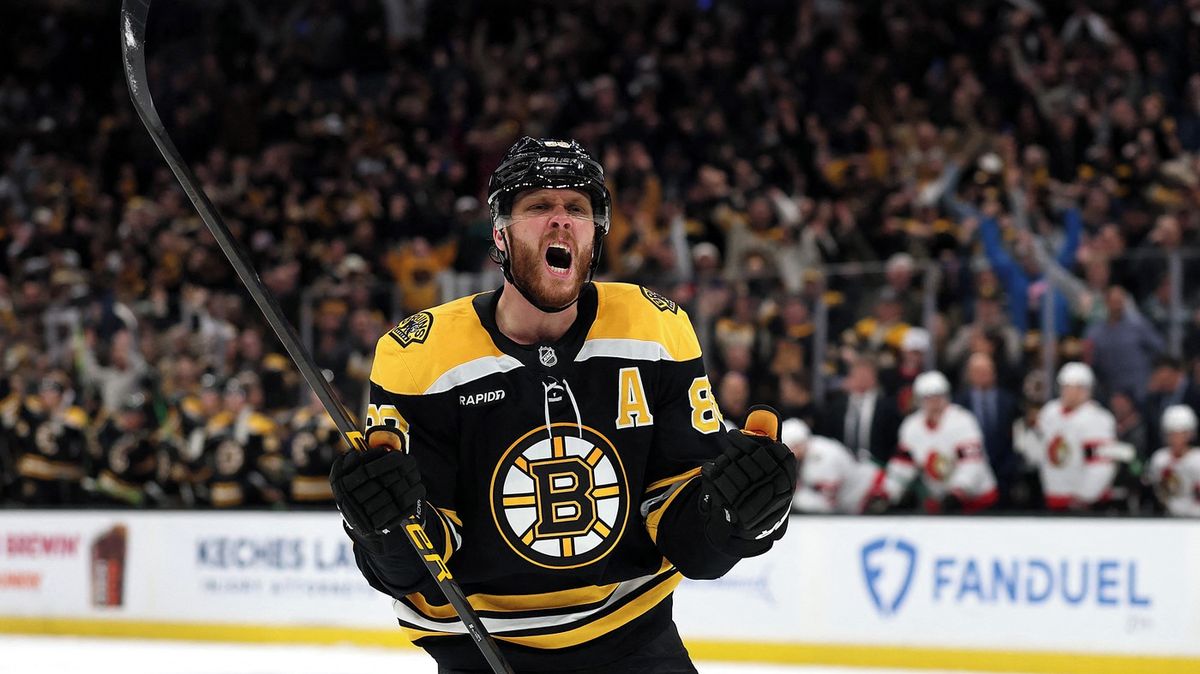 Pastrňák řeší účast na MS, Boston hledá směr