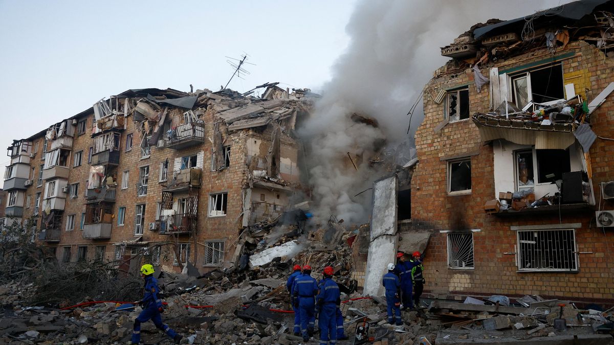 Rozsáhlý vzdušný útok na Kyjev zasáhl obytné domy. Zemřelo nejméně 21 ...