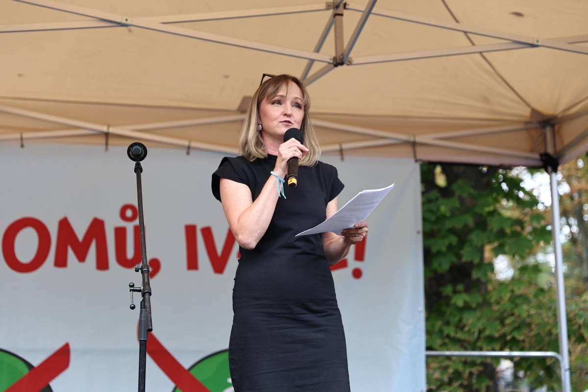 Foto: „Jdi domů, Ivane!“ vzkázali lidé Rusům při připomínce srpnové invaze