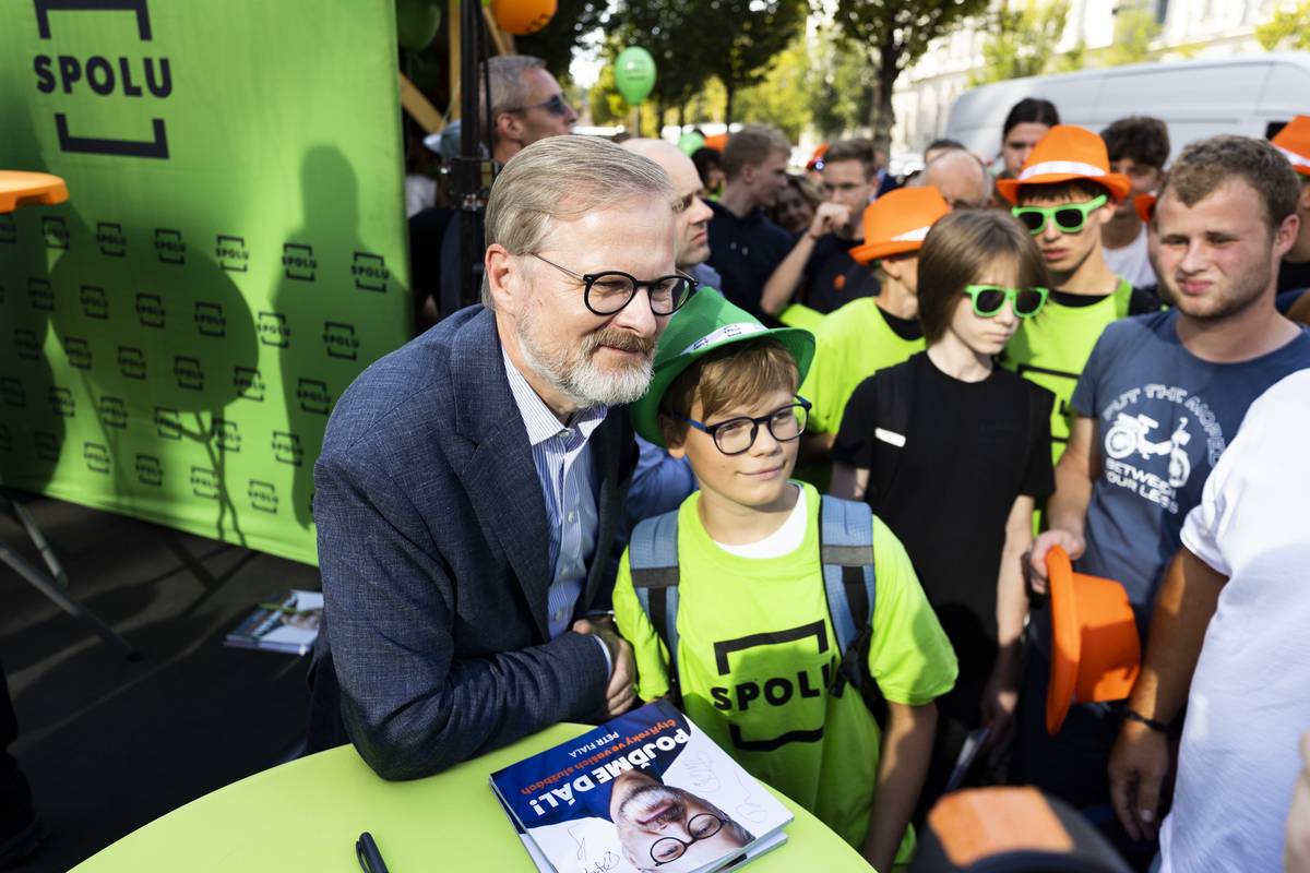 Foto: Vlevo dole: Grolich se ke Spolu moc neměl, teď narychlo pomáhá ...
