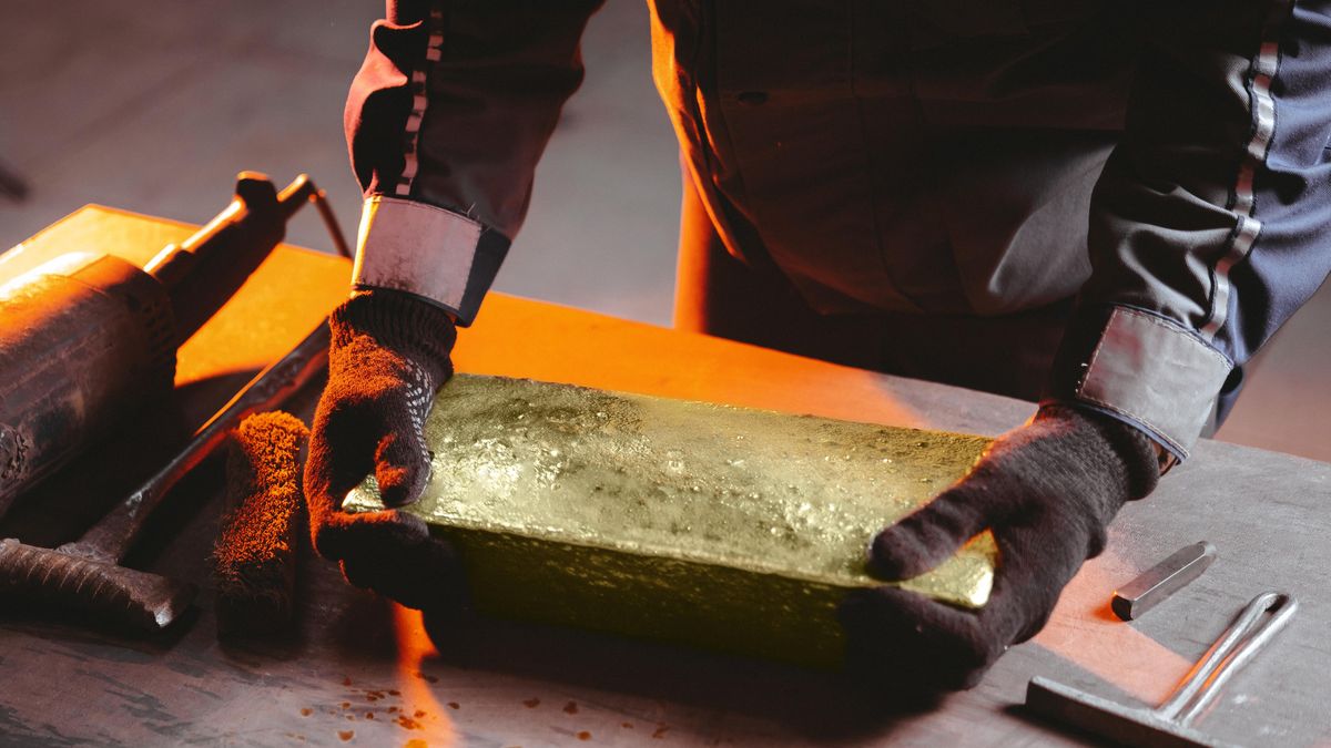 Gold Surges Past $4900: Geopolitical Tensions and Weak Dollar Drive ...