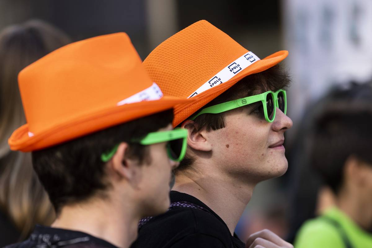 Foto: Vlevo dole: Grolich se ke Spolu moc neměl, teď narychlo pomáhá ...