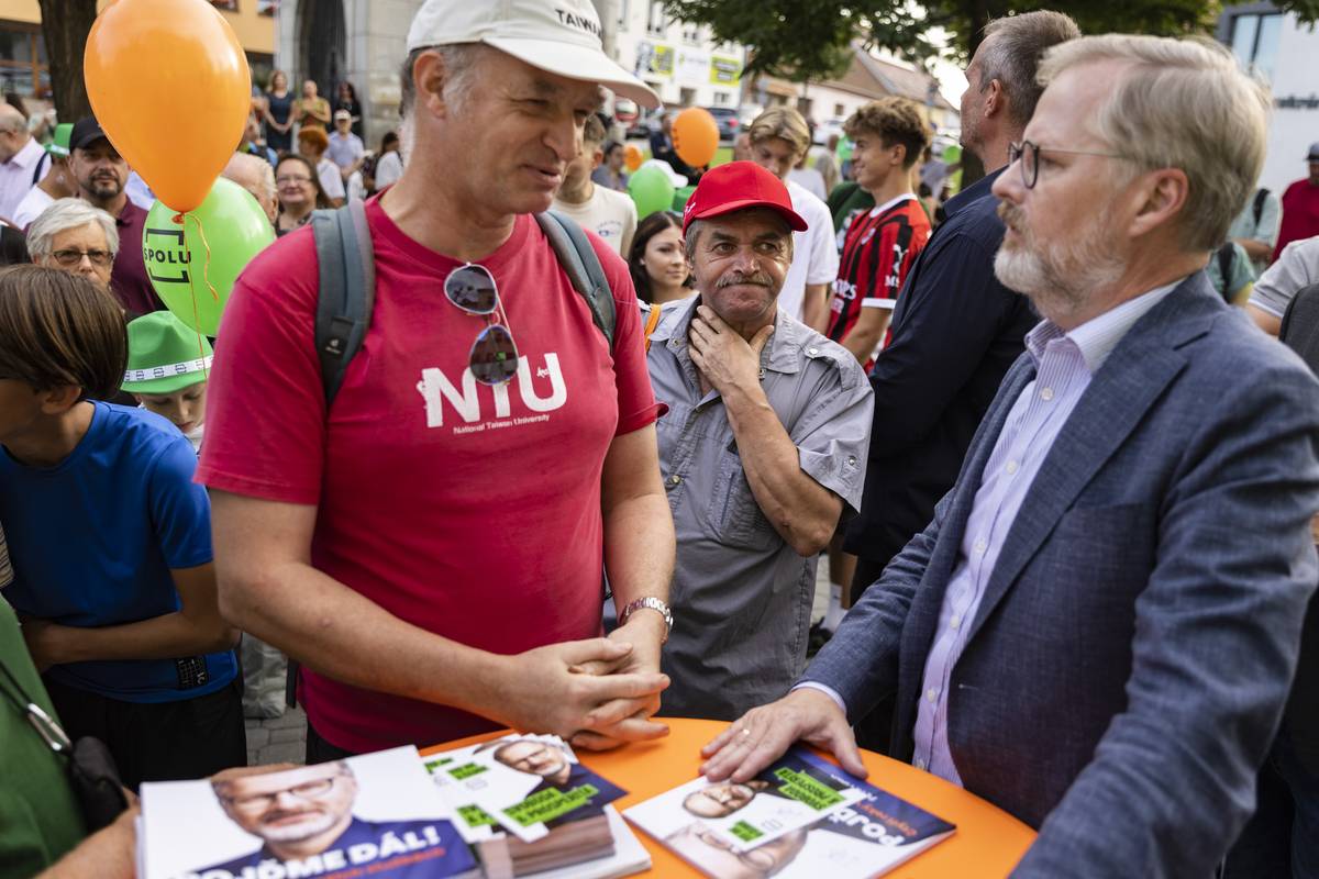 Foto: Vlevo dole: Grolich se ke Spolu moc neměl, teď narychlo pomáhá ...