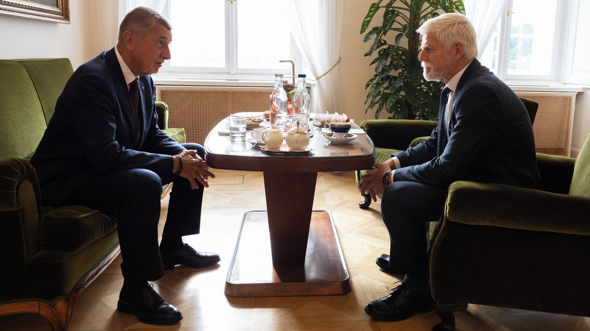 Babiš, Okamura a Macinka jdou za Pavlem. V pozadí bublá mocenský ...