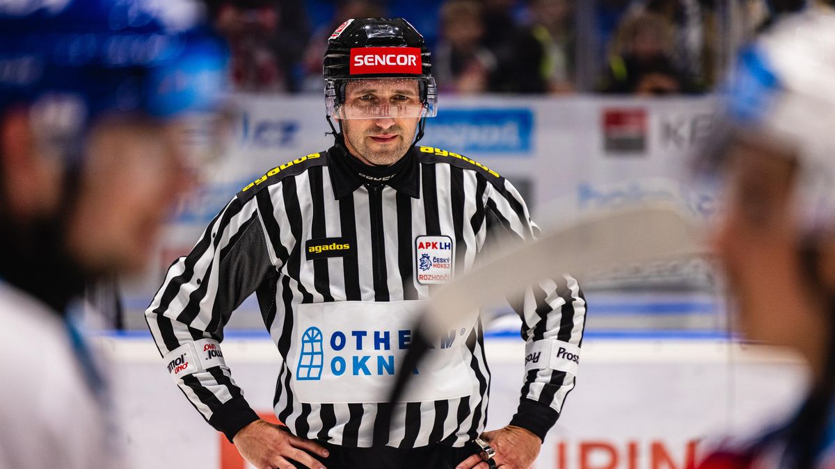 Hokejový rozhodčí Hynek o práci, kterou fanoušci nevidí