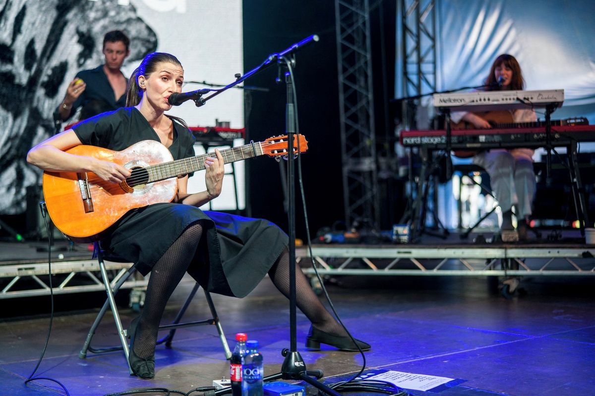 Svůj hlas využívá jako převleky. Přijíždí nevyzpytatelná Aldous Harding ...