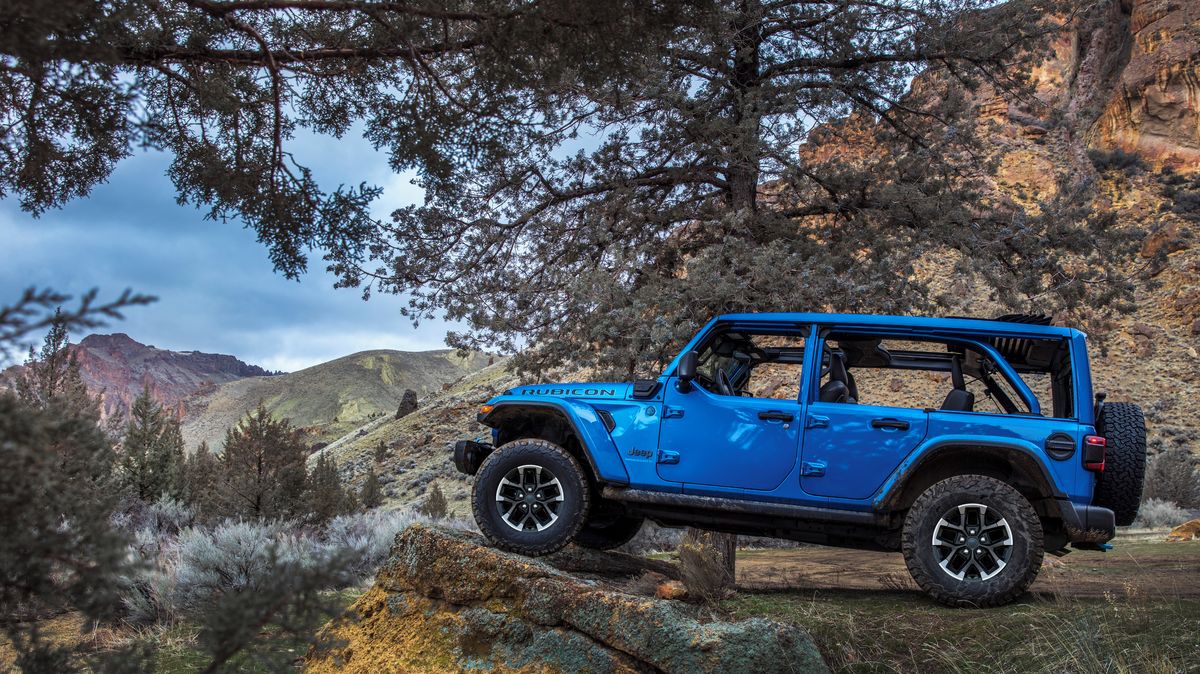 Jeep svolává přes milion aut, některá i v Česku. Neparkujte u domů ...