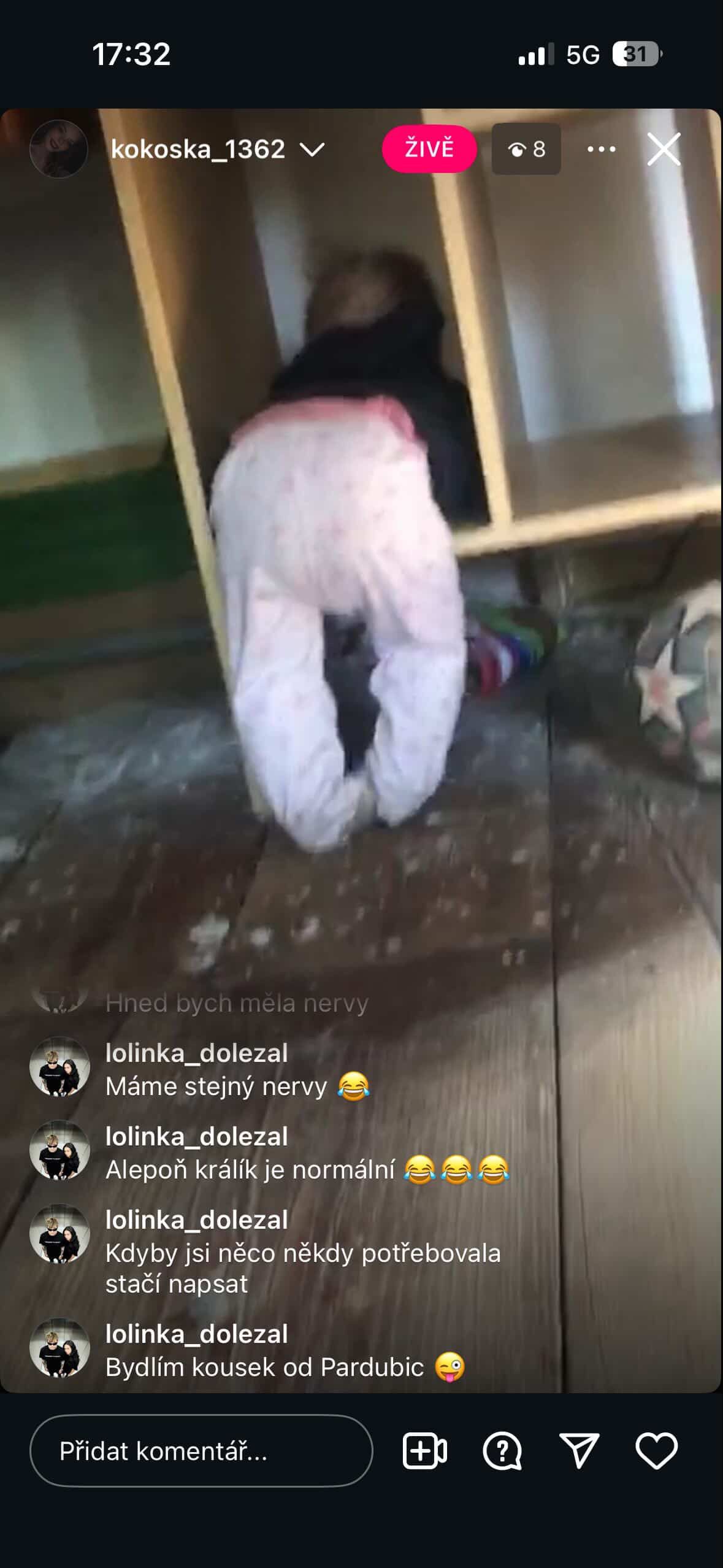 „Matka je šílená, zachraňte to dítě!“ bombardovali lidé úřad. Až pak ...